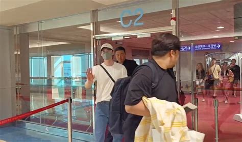 男神李鍾碩睽違5年到台灣了！ 揮手比耶喊「很高興見到你」｜四季線上4gtv