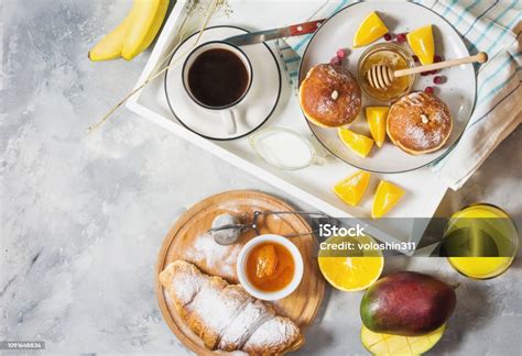 아침 식사와 커피 오렌지 주스 크로와상 도넛 흰 쟁반에 과일 제공 0명에 대한 스톡 사진 및 기타 이미지 0명 과일 꿀 Istock