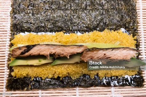 김 리코타 퀴노 오이 고등어를 곁들인 홈메이드 초밥용 대나무 롤링 매트 0명에 대한 스톡 사진 및 기타 이미지 0명 가정 주방 가정의 방 Istock