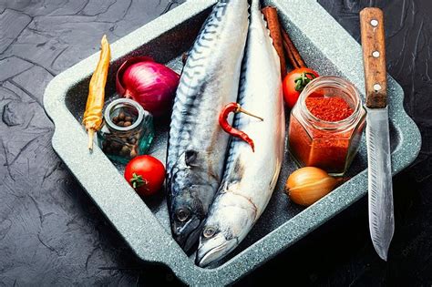 식탁에 생 고등어 생선과 향신료 생 쌀된 Scomber 생선 신선한 사진 배경 및 무료 다운로드를위한 그림 Pngtree