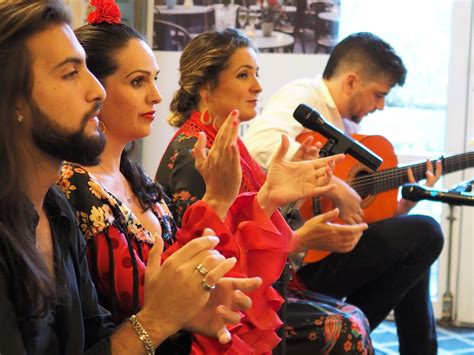 Discover Hotel Continental Intimate Sessions To Celebrate Friendship