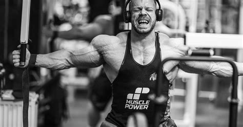 강렬한 강한 건강 건장한 검정색과 흰색 결단 고통 근육 근육질의 남성 노력 뒷모습 땀 라이프스타일 모래 몸매가 좋은 물리적 인 바디빌더 바디