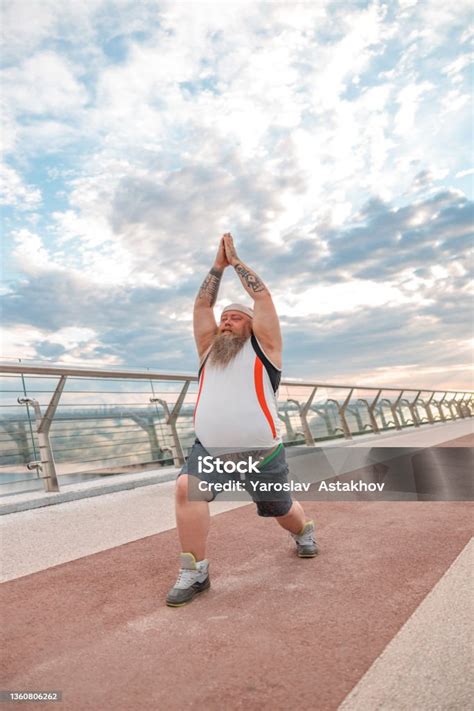 뚱뚱한 백인 수염과 대담한 남자 와 문신 은 그의 무게를 느슨하게 아침 Exercses을하고있다 35 39세에 대한 스톡 사진 및 기타 이미지 Istock