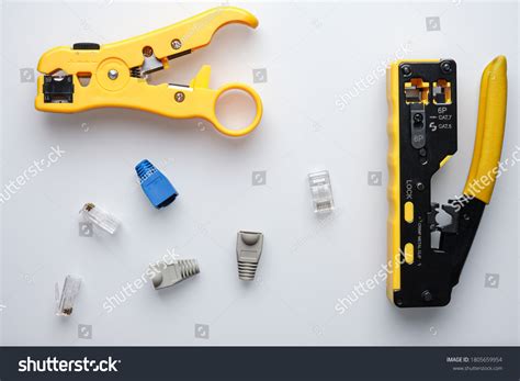 흰색 배경의 이더넷 케이블 스트리퍼 크림퍼 스톡 사진 1805659954 Shutterstock