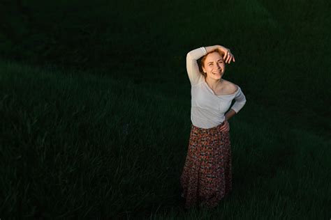 빨간 치마와 흰색 블라우스를 입은 아름다운 여성의 초상화 일몰에 필드에서 포즈 T 셔츠에 대한 스톡 사진 및 기타 이미지 T 셔츠 갈색 머리 건강한 생활방식 Istock