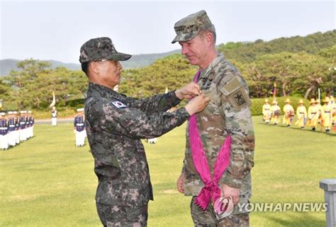 미 육군참모총장 계룡대 방문해 보국훈장 통일장 받아 파이낸셜뉴스