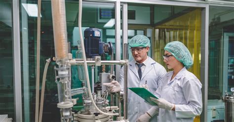 과학자 연구 의학 추출물 화학 과학 실험실에서 대체 의료 건강을위한 대마초에서 Cbd 오일 허브 대마 식물 및 간자 잎은