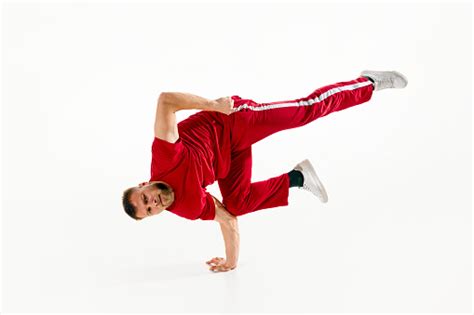 세련되게 차려입은 청년 자유형을 공연하는 전문 댄서 브레이크 댄스 요소 흰색 스튜디오 배경에 얼어붙는다 거리에 대한 스톡 사진 및 기타 이미지 Istock