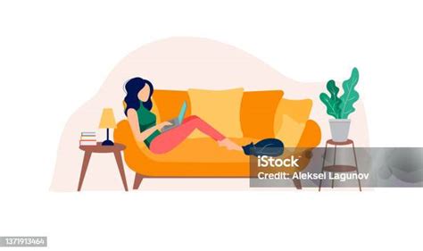 벡터 만화 캐릭터 소녀는 원격으로 작업 가정 프리랜서 또는 원격 작업 평면 디자인 노트북을 가진 여자 작업 개념에 온라인 교육