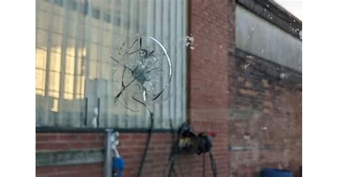 Целят с прашка автобуса на Сити