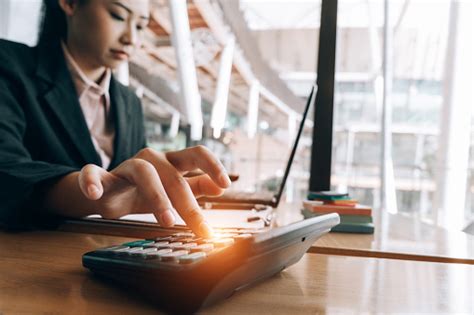 기업여가 투자그래프 분석 및 회의실 계획 논의 투자 개념 비즈니스에 대한 스톡 사진 및 기타 이미지 비즈니스 개념 개념과