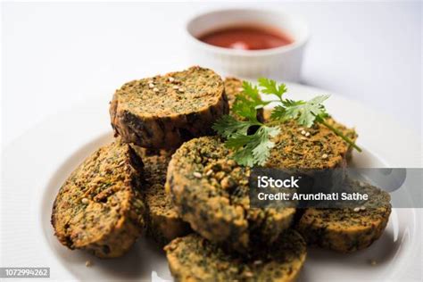 실 란 트 케이크 또는 Kothimbir 투숙객 인기 Maharashtrian 요리 실 란 트로 만든 나뭇잎입니다 토마토 케첩으로 제공 됩니다 선택적 초점 0명에 대한 스톡