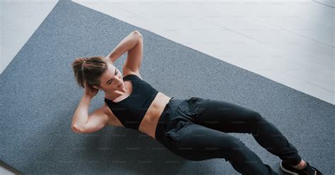 매트 위에 체육관 바닥에서 복근을하기 아름 다운 여성 피트니스 여자입니다 사진 Unsplash의 우크라이나 이미지