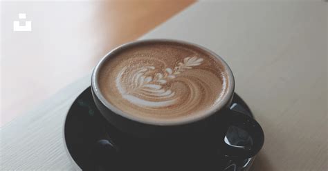 흰색 나무 테이블에 접시가 있는 검은색 세라믹 찻잔 사진 Unsplash의 무료 갈색 이미지