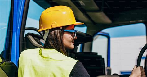 아름다운 젊은 여성 전문 트럭 운전사가 앉아 큰 트럭을 운전하는 초상화 차량 내부 사람과 교통 개념 사진 Unsplash의 세르비아 이미지