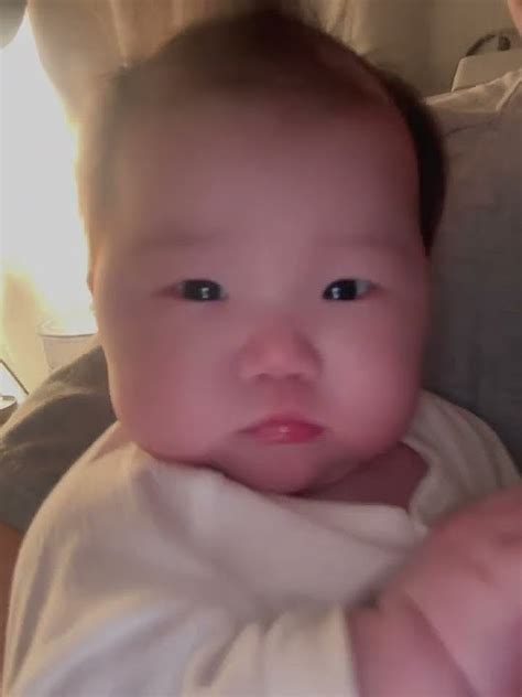 엄마무릎위에 앉아서 노는 조이 Youtube