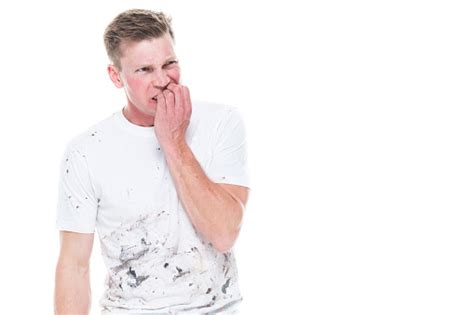 2029세의 어른 잘생긴 자백 남성 화가 집 화가 서 서 있는 T 셔츠 셔츠 청바지 정서적 스트레스 좌절 소진 분비 20 29세에 대한 스톡 사진 및 기타 이미지 Istock