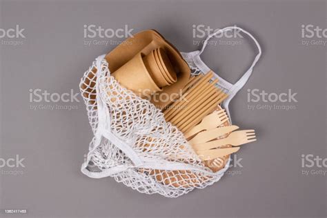 친환경 식기 복사 공간이있는 회색 배경에 목조 칼붙이가있는 크래프트 종이 식품 컵 접시 및 용기 길거리 식품 용지 포장 감소에 대한 스톡 사진 및 기타 이미지 Istock