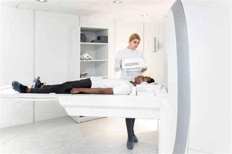 환자에게 Ct 스캔을 제공하는 전체 샷 의사 무료 사진