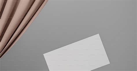 커튼 옆 스탠드에 있는 흰색 명함 사진 Unsplash의 벽지 이미지