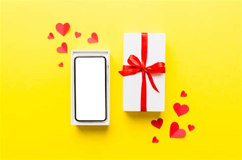 색 배경 상위 뷰에 리본과 전화가 있는 선물 상자를 열었습니다 빈 열린 상자 포장 모형 디자인을위한 템플릿 브랜딩 모형 휴대전화에 대한 스톡 사진 및 기타 이미지 Istock