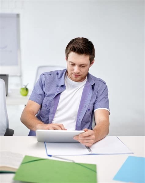 Educación Personas Tecnología Y Concepto De Aprendizaje Estudiante De Secundaria Con Tablet