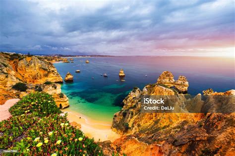 라고스 알가르브 지방에서 카밀로 비치 포르투갈 프라이아도 카밀로 해변으로가는 목조 다리 포르투갈 알가 르 베 라고스의 프라이아도 카밀로 비치의 그림 같은 전망 경관에 대한