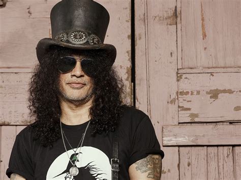 Slash por fuera de Guns N Roses y con una guitarra inspirada en él