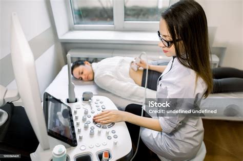 클리닉에서 초음파 기계로 작업하는 직업 여성 초음파 치료사 여성 환자를위한 신장 초음파 만들기 화면을보고 제어판에 버튼을 누르십시오 간 내부 기관에 대한 스톡 사진 및 기타
