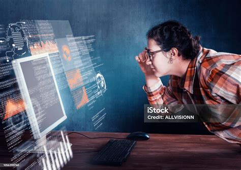 데이터와 컴퓨터 앞 홀로그램 스크린에 대 한 통계를 분석 하는 여자 개념에 대한 스톡 사진 및 기타 이미지 개념 개념과