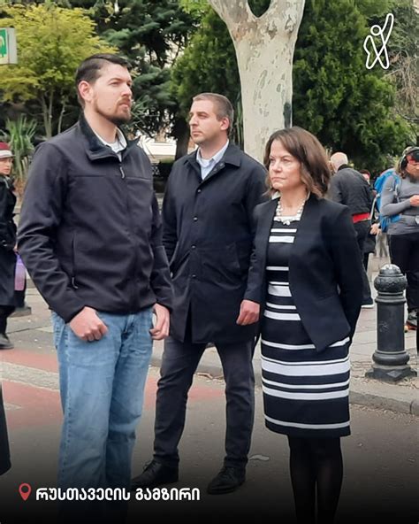 Formula • ფორმულა 9 აპრილის მემორიალთან სადაც მოქალაქეებმა ღამე გაათენეს ამერიკის ელჩი რობინ