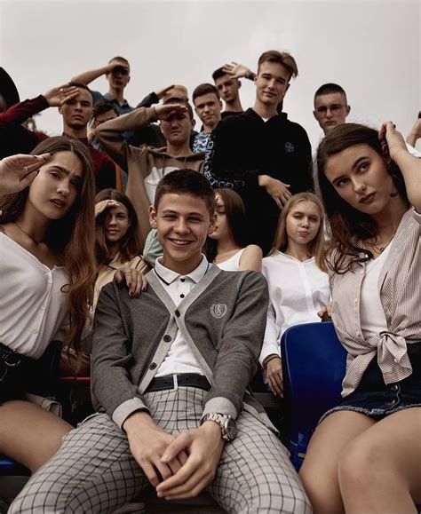 Pin by Mescheryakov Anton. on Школьные фото | Group photo poses ...
