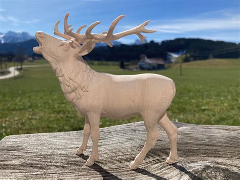 Hirsch Aus Holz Geschnitzt