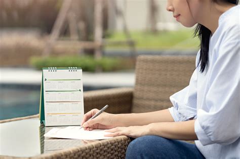 여자 노트북 계획 작성 일정 및 캘린더 이벤트 플래너를 사용 하 여 책상에 일정 계획 일정 도우미 조직 관리 개념을 생각나 게 합니다 경영자에 대한 스톡 사진 및 기타