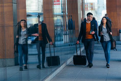 커피 를 마시고 서로 이야기하는 동안 비즈니스 커플 을 따라 걷고 20 24세에 대한 스톡 사진 및 기타 이미지 Istock