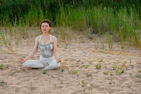 연꽃에서 밖에서 요가를 연습하는 여자는 모래 위에서 포즈를 취한다 건강한 생활방식에 대한 스톡 사진 및 기타 이미지 건강한