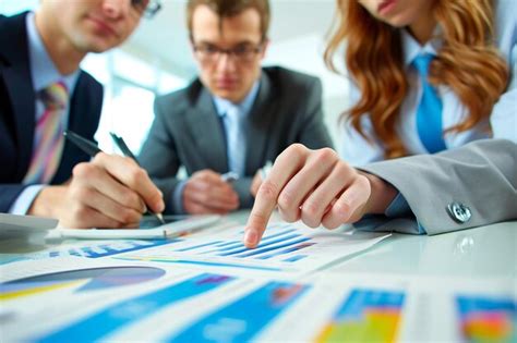 Premium Photo Business Team Analyzing Market Trends And Consumer Behavior