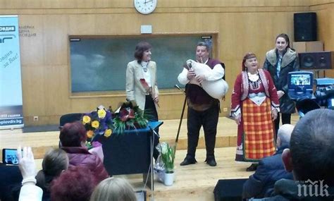 Валя Балканска пя за Царицата на баскетбола СНИМКИ Информационна агенция ПИК