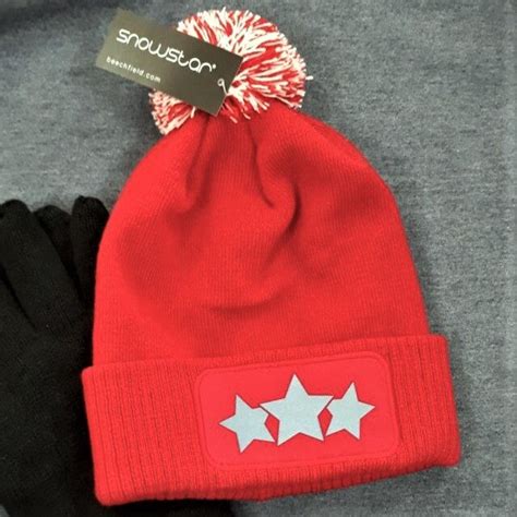 Cepure Ar Bumbuli Un Atstarojošu Apdruku Zvaigznes Cepures Un Cimdi Dāvanas Suvenīri