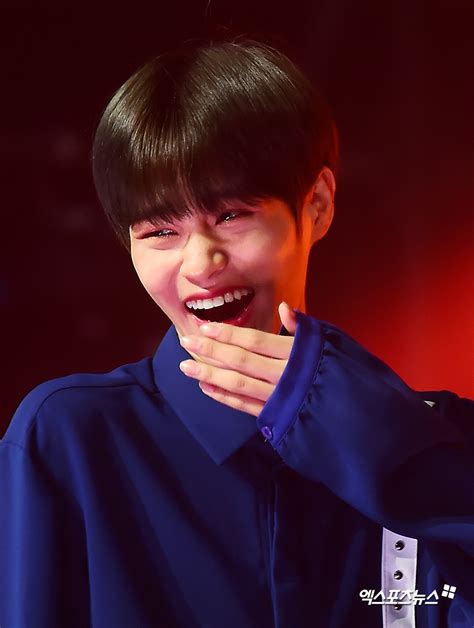 엑s Hd포토 워너원 이대휘 눈물이 날 정도로 웃었어~