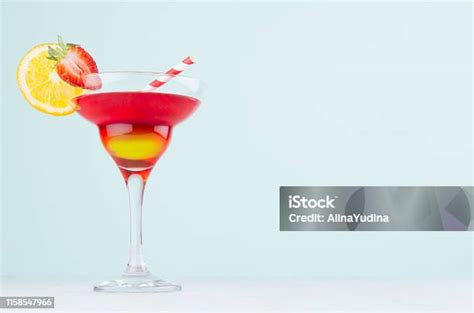 빨간색과 노란색 주류 오렌지 슬라이스 딸기 현대 파스텔 민트 인테리어 빨대와 우아한 와인 잔에 신선한 밝은 알코올 음료 0명에 대한 스톡 사진 및 기타 이미지 Istock