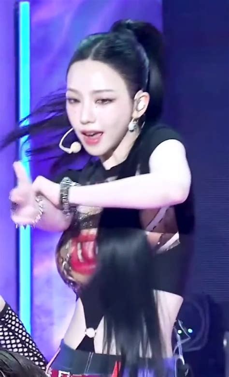 올백 포니테일 에스파 카리나 검정 모노키니 의상 찰랑이는 바운스 방송연예 꾸르