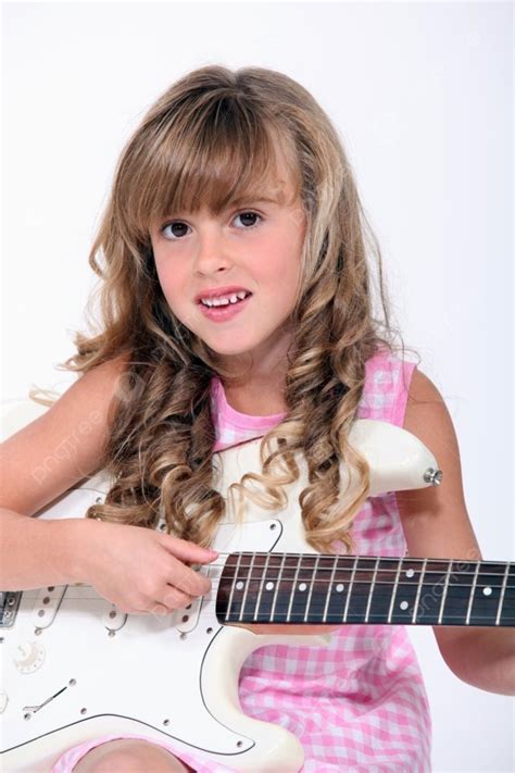 베이스를 연주하는 금발 소녀 사진 배경 및 무료 다운로드를위한 그림 Pngtree