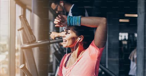 현대적인 피트니스 체육관에서 러닝머신을 달리는 젊은 남자와 여자 사진 Unsplash의 세르비아 이미지