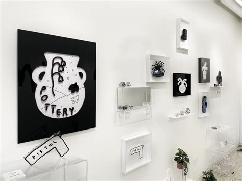 아크릴 위에 새긴 행복의 드로잉 Heypop