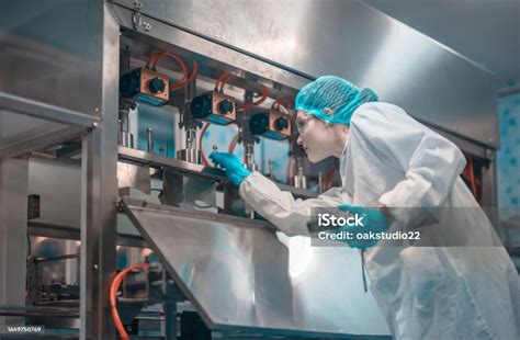 물 생산 팀은 바코드 스캐너를 사용하여 지침에 따라 정확한 병 배열을 보장합니다 3d 스캔에 대한 스톡 사진 및 기타 이미지 3d 스캔 3차원 형태 Qr코드 Istock