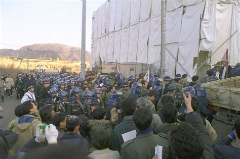 防護マスクをつけてオウム真理教の施設へ捜索に入る機動隊員ら＝1995年3月（1033）－オウム真理教事件：朝日新聞デジタル
