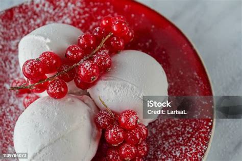 레드 베리 또는 붉은 건포도와 바닐라 아이스크림 빨간색 접시에 손수 만든 유기농 제품입니다 선택적 초점 평면도 0명에 대한 스톡 사진 및 기타 이미지 Istock