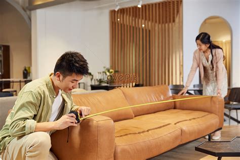 소파 크기를 측정하는 젊은 부부 사진 무료 다운로드 Lovepik