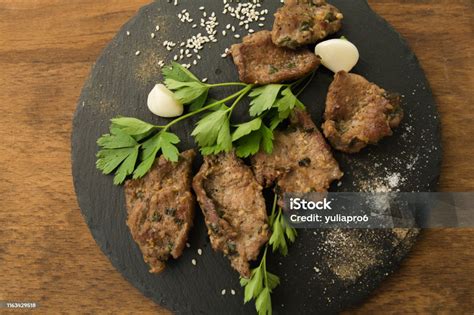 한국식 구운 고기 불고기 슬라이스 바베큐 고기 맨 위 보기 갈색에 대한 스톡 사진 및 기타 이미지 갈색 개념 검은색